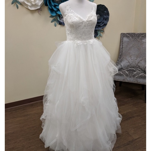 Dresses | Nwt Scoop Back Ball Gown Sample Size 12 Light Lace Tulle ...